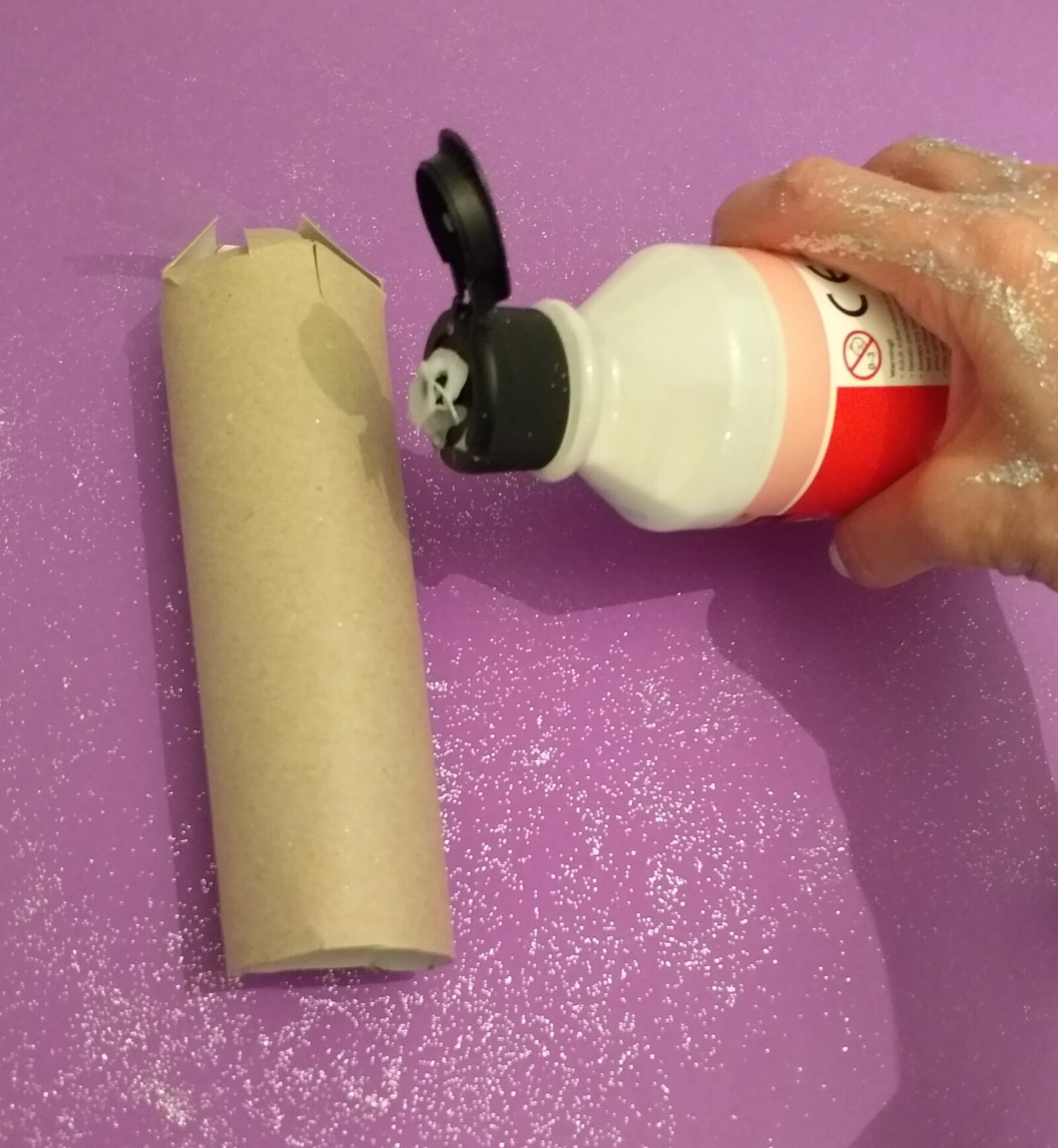 Spooky Halloween Ghosts out of cardboard tubes. | CrazeeKidsArt.com