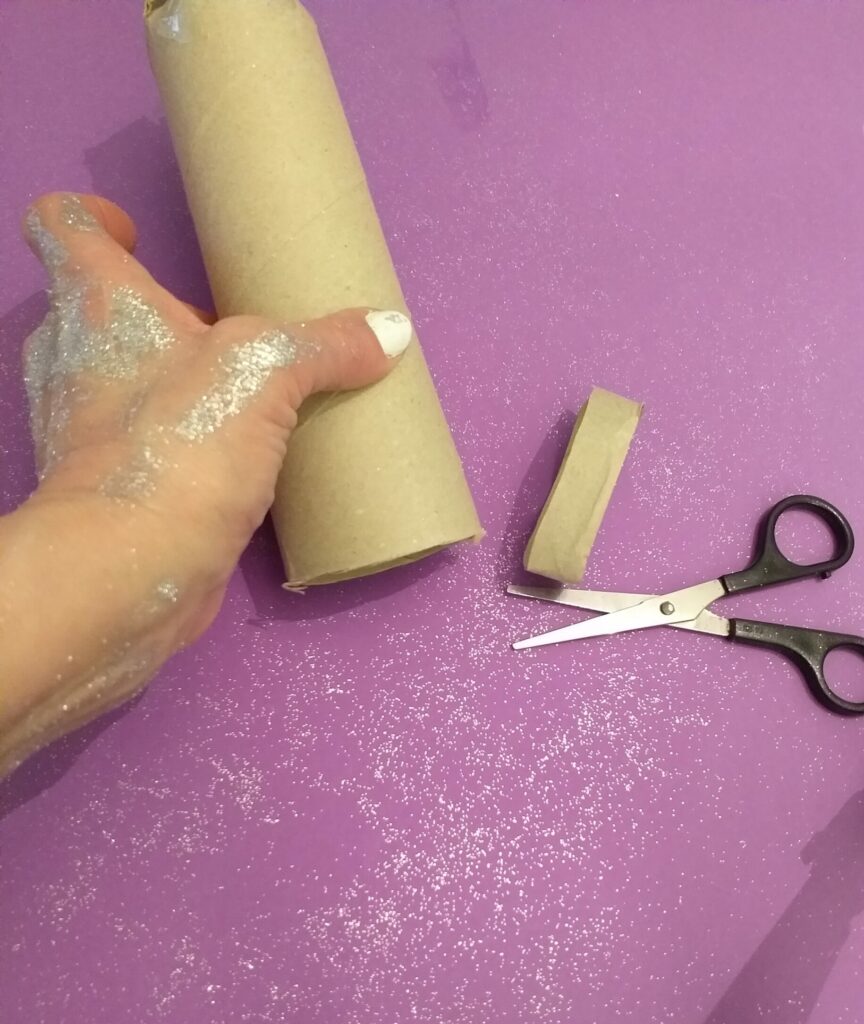 Spooky Halloween Ghosts out of cardboard tubes. | CrazeeKidsArt.com