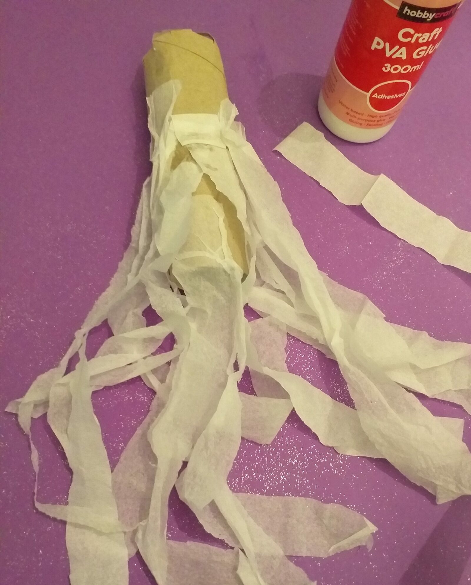 Spooky Halloween Ghosts out of cardboard tubes. | CrazeeKidsArt.com